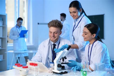 Grupo De Cientistas Que Trabalham No Laborat Rio De Qu Mica Imagem De