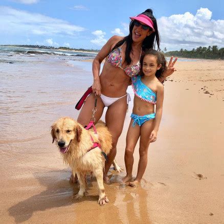 MidiaNews Scheila Carvalho exibe abdômen definido na academia