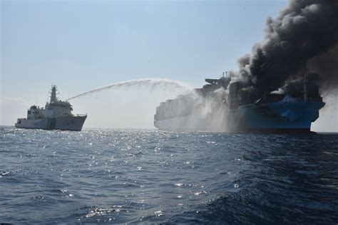El buque de guerra más grande de la marina de Irán se incendió