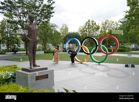 Une Statue De L Aristocrate Fran Ais Pierre De Coubertin Qui A