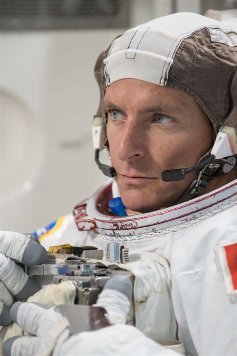 Le Courrier du Sud Première sortie dans l espace pour David Saint Jacques