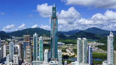 Quais os 10 prédios mais altos do Brasil 6 estão em Balneário Camboriú