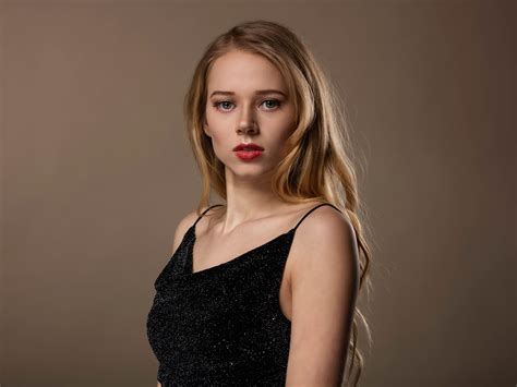 Wallpaper Women Model Blonde Looking At Viewer Portrait Red