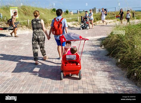 Couple Et Enfant Sur La Plage Banque De Photographies Et Dimages