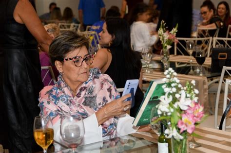 Jornalista e escritora Ana Cláudia Rocha lança livro de crônicas