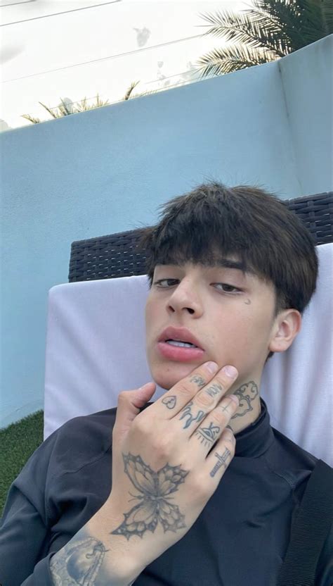 max valenzuela Tatuaje en la cara Tatuaje de símbolos japoneses