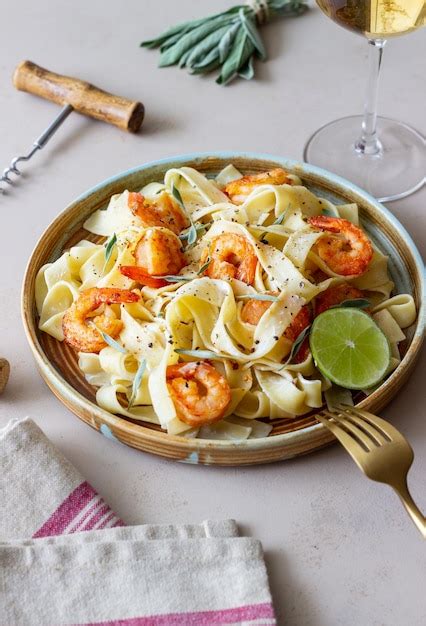 Fettuccine de pâtes dans une sauce crémeuse aux crevettes citron vert