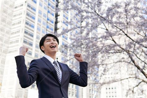 一名日本商人在一个办公区樱花开的背景下高清图片下载 正版图片506536758 摄图网