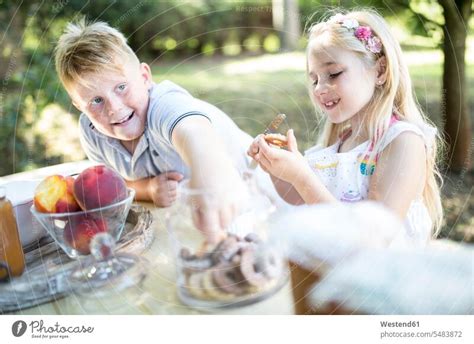 Bruder Und Schwester Trinken Milch Ein Lizenzfreies Stock Foto Von