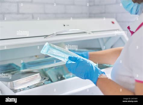 Enfermera femenina que realiza la esterilización de instrumentos