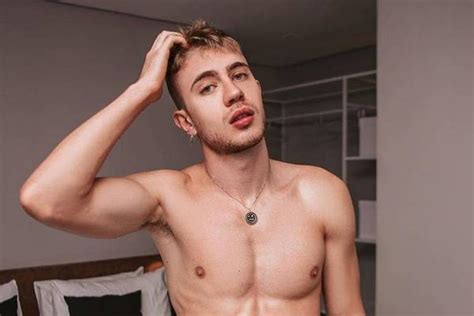 Léo Picon pegando no pênis Homens Pelados BR