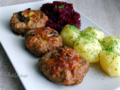 Gniazda z mielonego mięsa z pieczarkami i serem