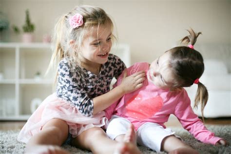 Petites Soeurs Dans Le Lit Photo Stock Image Du Espace