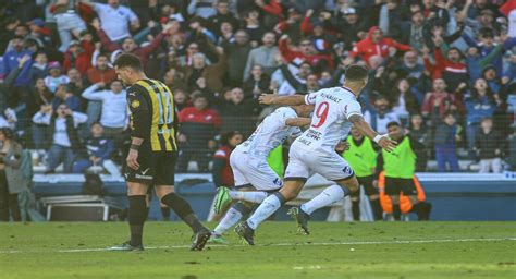 Nacional con gol de Suárez venció 3 1 a Peñarol en el clásico uruguayo