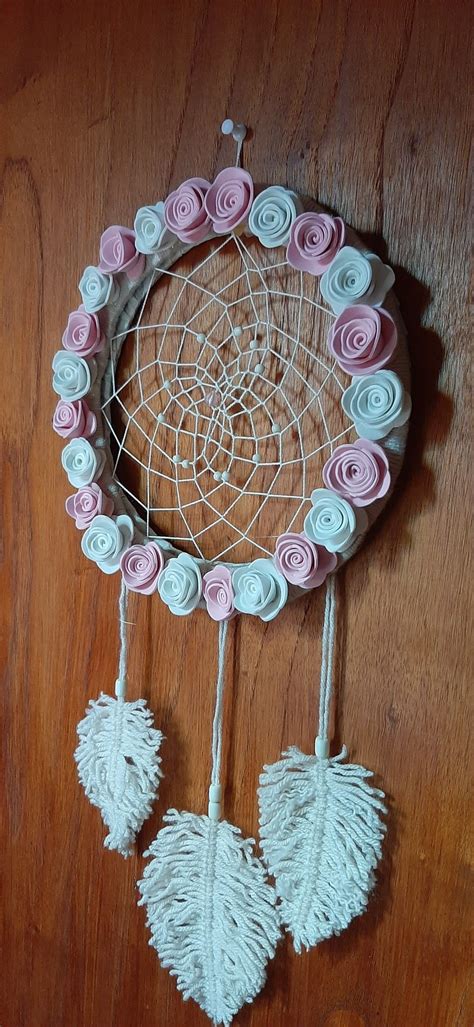 Atrapasueños tejido con lana rosas de goma Eva y plumas caseras Maira