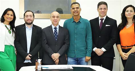 Mais cinco servidores aprovados em concurso público tomam posse no TCE