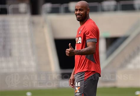 Athletico Paranaense Site Oficial Zagueiro Thiago Heleno Tem