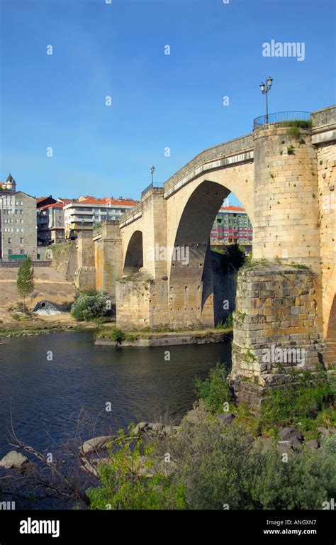 Puente Romano Y El R O Mi O Orense Galicia Espa A Fotograf A De