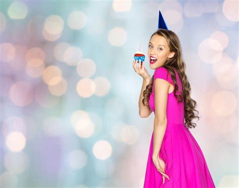 Pessoas feriados e conceito de celebração jovem feliz ou adolescente