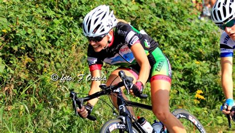 Pedale Rosa Silvia Folloni Ed Elena Kuchinskaya Hanno Firmato Per Il