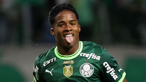 Palmeiras goleia o América Mineiro e aumenta vantagem na liderança do