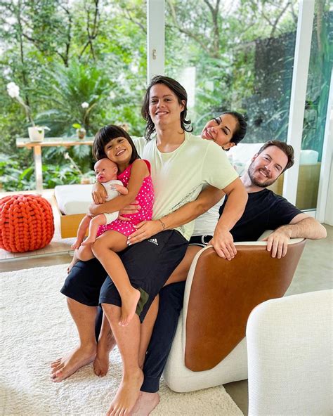 Maíra Cardi surge os filhos e Thiago Nigro em poltrona Nossa família