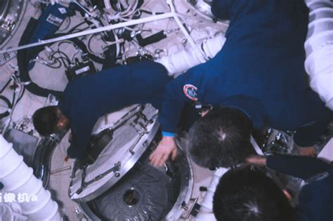 Photos Chine les astronautes de Shenzhou 16 pénètrent dans la station