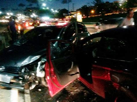G1 Carro cai de viaduto em cima de outro veículo após batida táxi