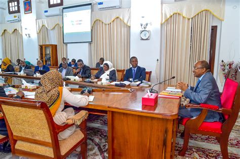 RAIS WA ZANZIBAR MHE DK HUSSEIN MWINYI AZUNGUMZA NA WAZIRI WA ELIMU