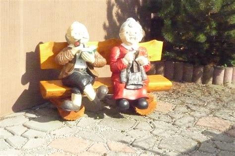 Sch Nes Wochenende Opa Und Oma Sitzen Schon Auf Der Gartenbank