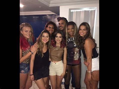 Foto Bruna Marquezine Posa MC Ludmilla Manu Gavassi Polliana