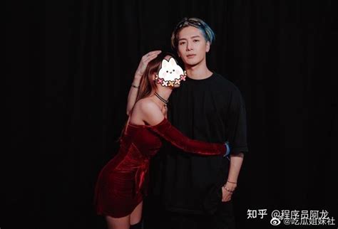 王嘉尔太宠粉搂腰搭肩公主抱多张合照公开有求必应 知乎