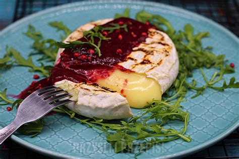 Grillowany Camembert Z Sosem Na Bazie Czerwonego Wina I D Emu Z Owoc W