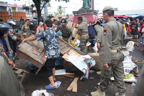 Pakai Lahan Parkir Dan Badan Jalan Untuk Berjualan Puluhan Lapak Liar
