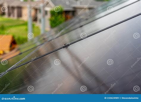 Accent Sélectif Sur Les Panneaux Solaires Installés Sur Un Toit En