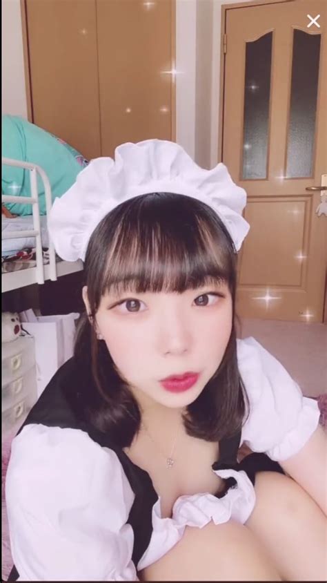 B メイド服がガバガバで乳首見えてます