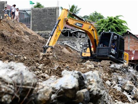 Warga Kota Manado Bersih Bersih Material Sisa Longsor Dan Banjir Opsi