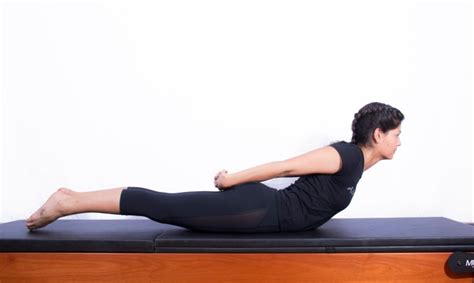 Extensão de coluna no pilates Alves Pilates Brasil
