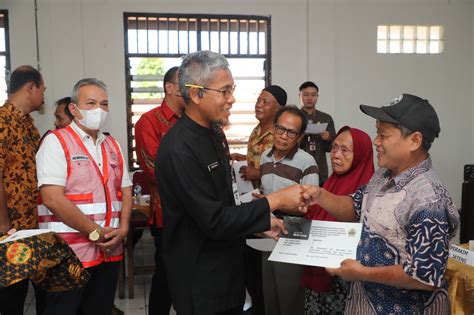 Sekda Serahkan Santunan Dampak Sosial Reaktivasi Jalur KA Stasiun