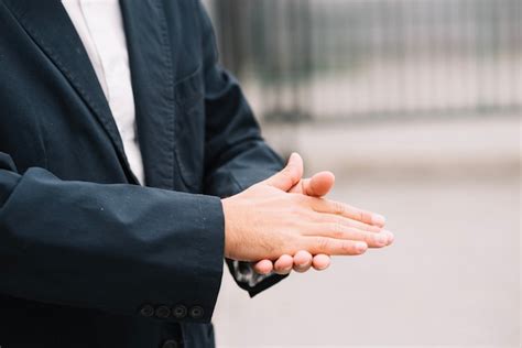 Hombre En Traje De Frotarse Las Manos Foto Gratis