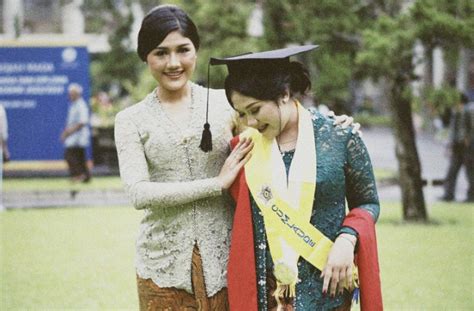 Perempuan Muda Di Sisi Istri Kaesang Pangarep Ini Curi Perhatian Siapa