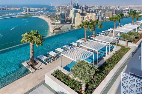 Dubaï perchée à 300 mètres de haut la plus haute piscine du monde