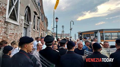 Brugnaro Contestato All Inaugurazione Del Ponte Del Redentore