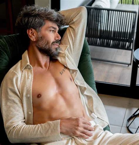 Quem é o modelo de 60 anos que viralizou nas redes sociais por