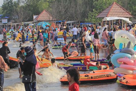 WISATA PANTAI KARANGSONG RAMAI PENGUNJUNG ANTARA Foto