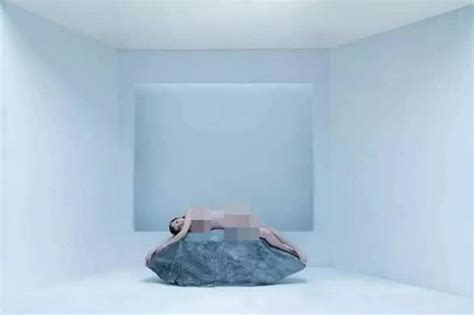 Hải Tú lộ ảnh nude giữa scandal sinh con và kết hôn với Sơn Tùng