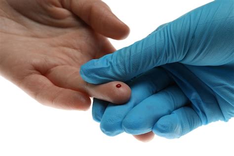 Doctor Tomando Muestra De Sangre Del Dedo Del Paciente En Primer Plano