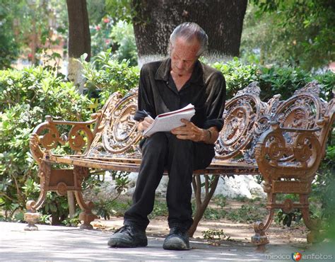Señor escribiendo en la plaza principal Matamoros Tamaulipas
