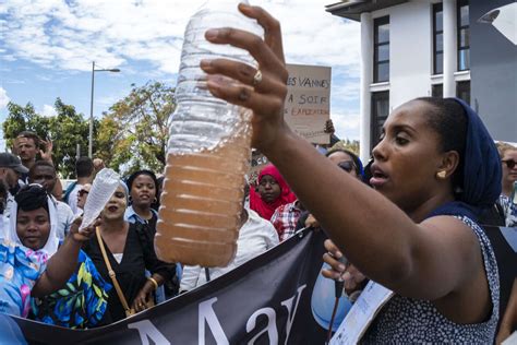 Avec la pénurie deau Mayotte senfonce dans une crise hors norme