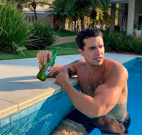 Luan Santana chama atenção ao posar sem camisa e exibir músculos Está